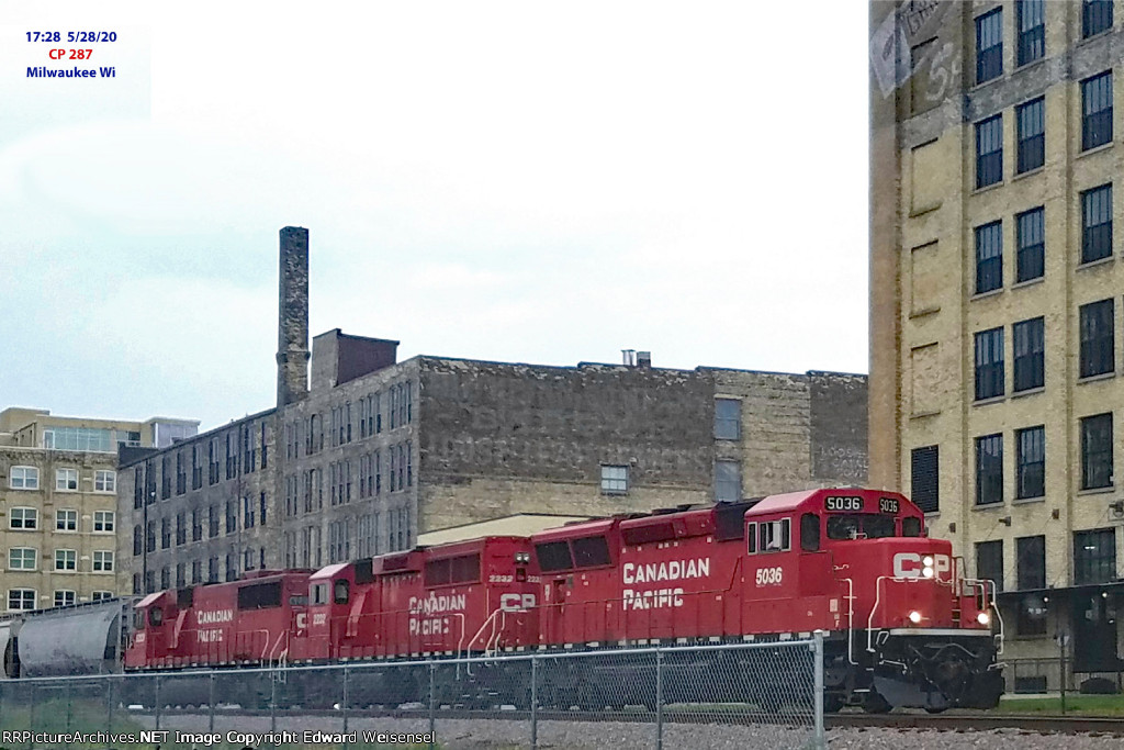 287 fearing no deer creeps into the Wash yard lead